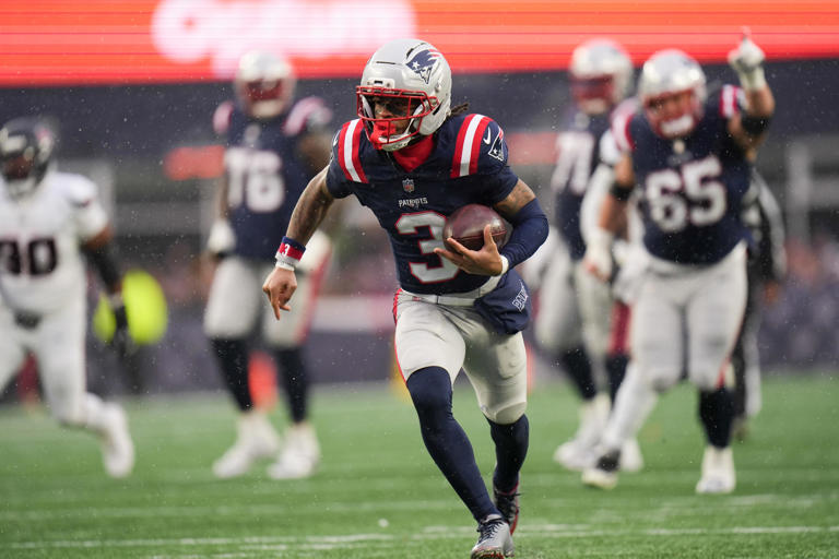 Watch: DeMario Douglas beats Texans defense for 28-yard touchdown