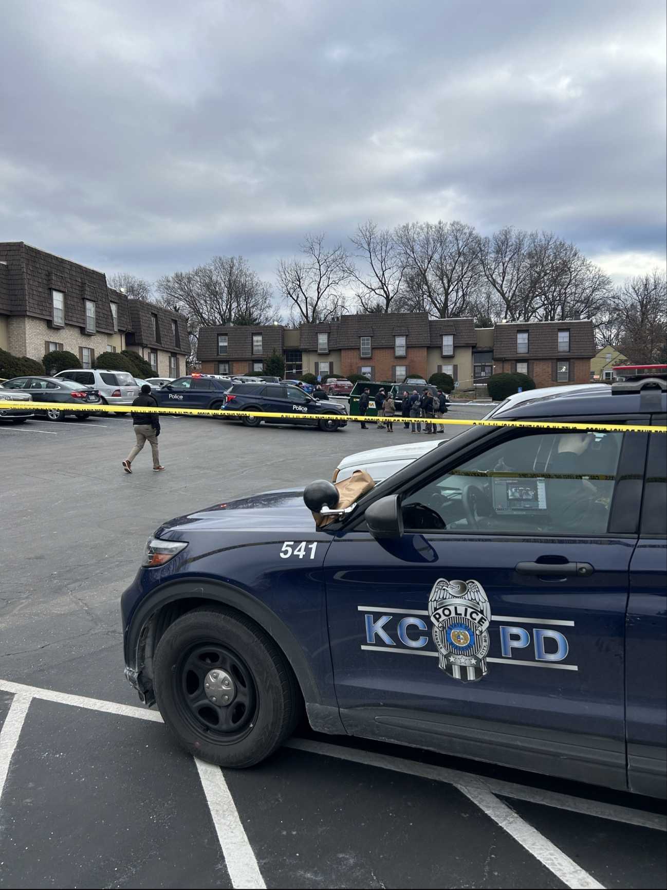 Kansas City police investigate deadly shooting in apartment parking lot ...