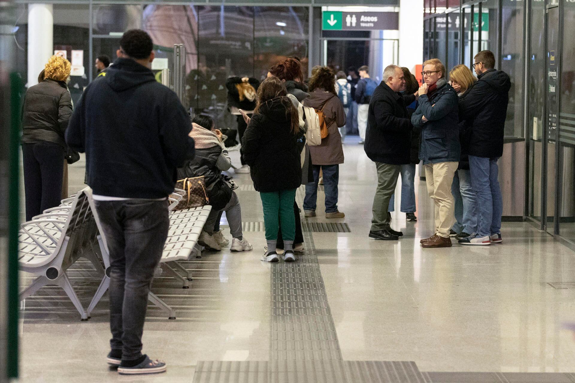 Al menos 10 muertos y 100 heridos tras el descarrilamiento de dos ...