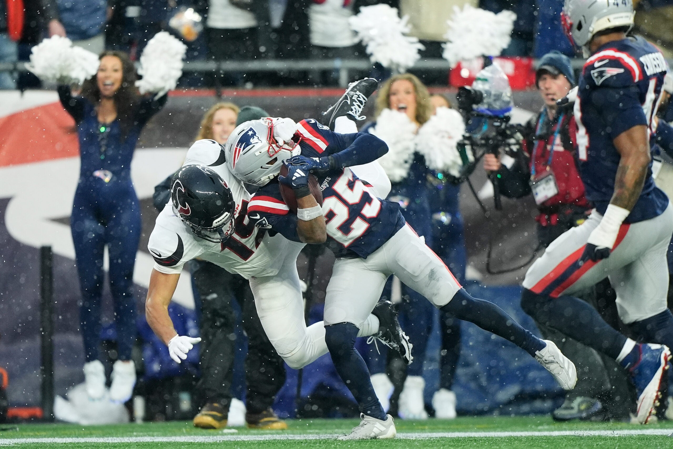 Patriots 14, Texans 10 (2nd): Marcus Jones' pick-6 gives Pats lead