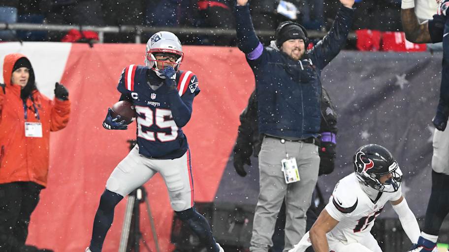 Patriots' Drake Maye throws two TDs in first half against Texans