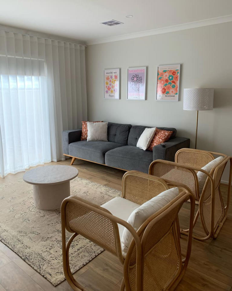 This 'blank' living room got a cozy, colorful makeover