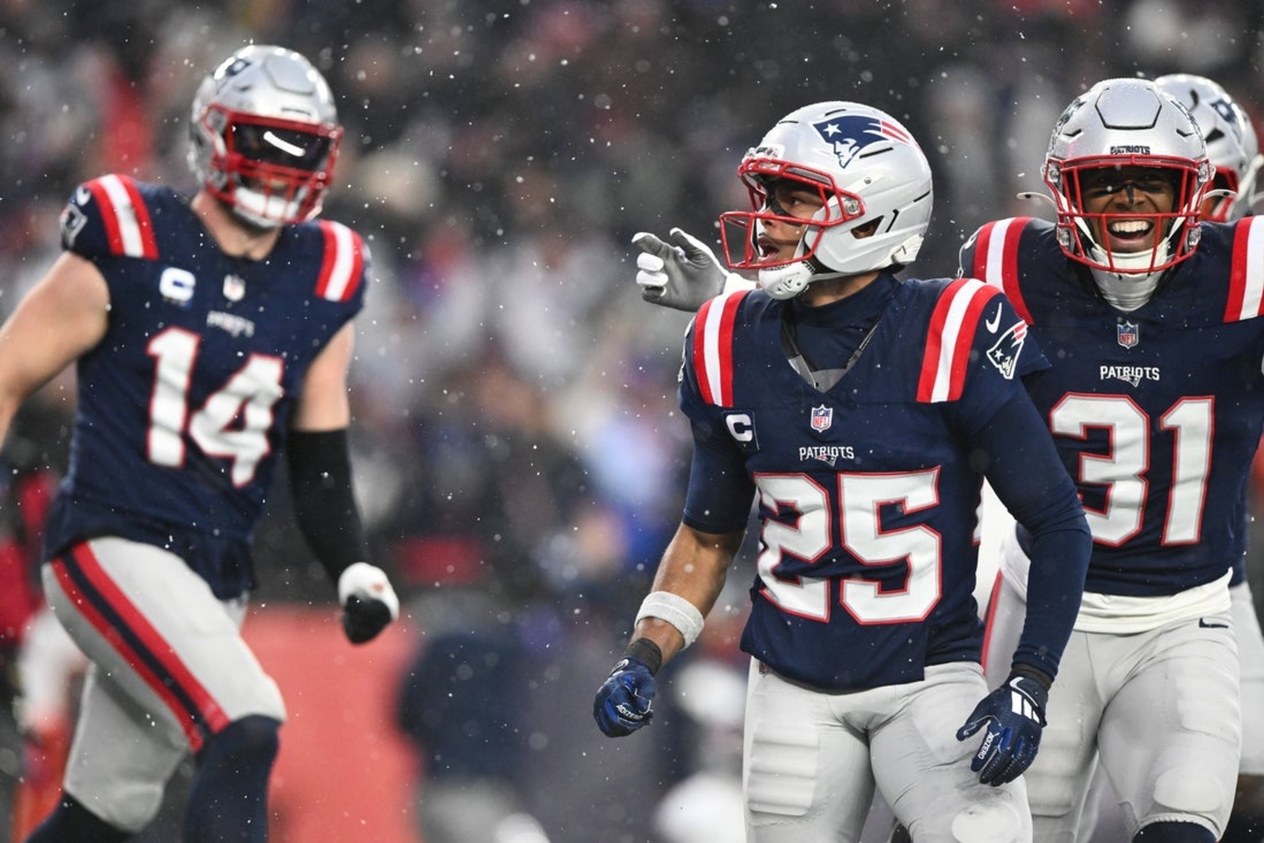 Patriots snag 4 interceptions, top Texans to reach AFC title game