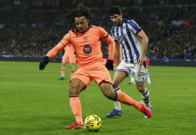 Soccer-Real Sociedad stun Barcelona 2-1 to end leaders' winning streak