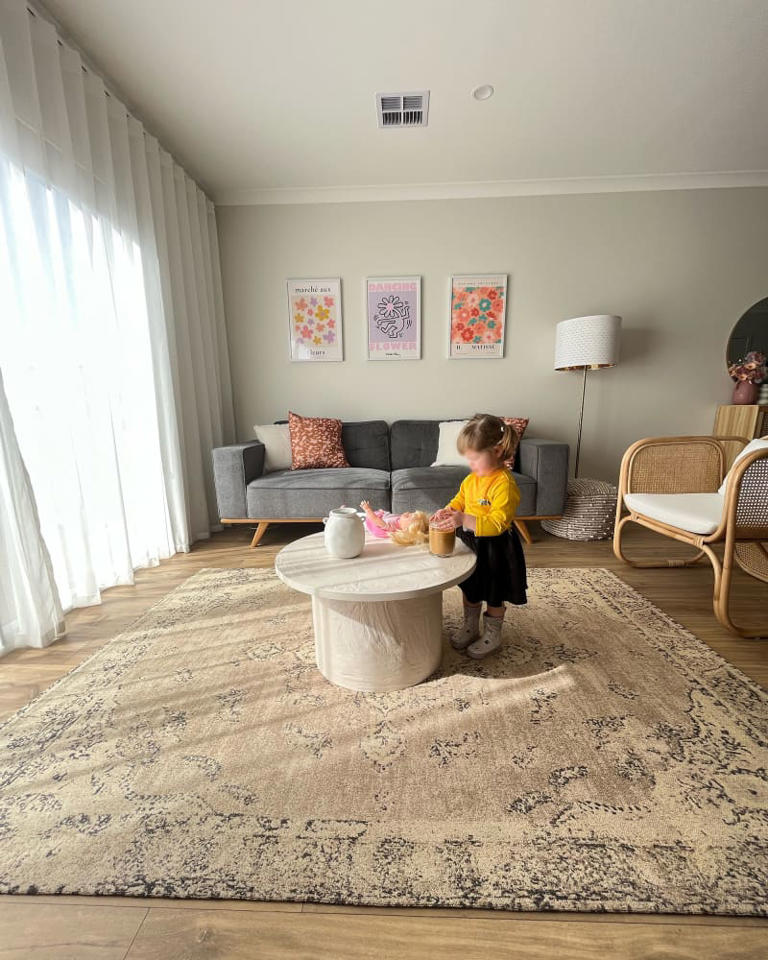 This 'blank' living room got a cozy, colorful makeover