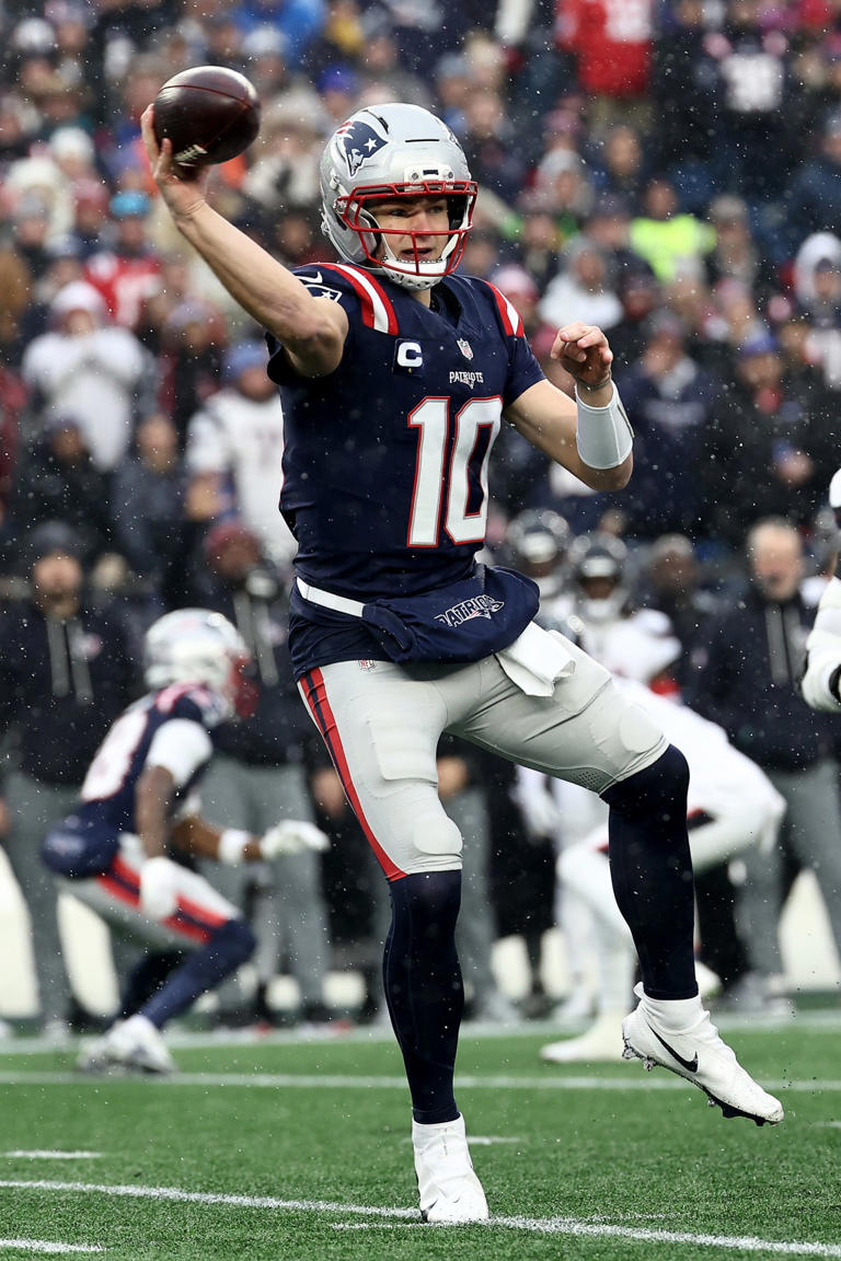 Drake Maye embraces wife in snowy scene before Patriots-Texans playoff ...