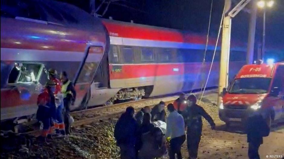 Spain: High-speed train crash leaves at least 21 dead