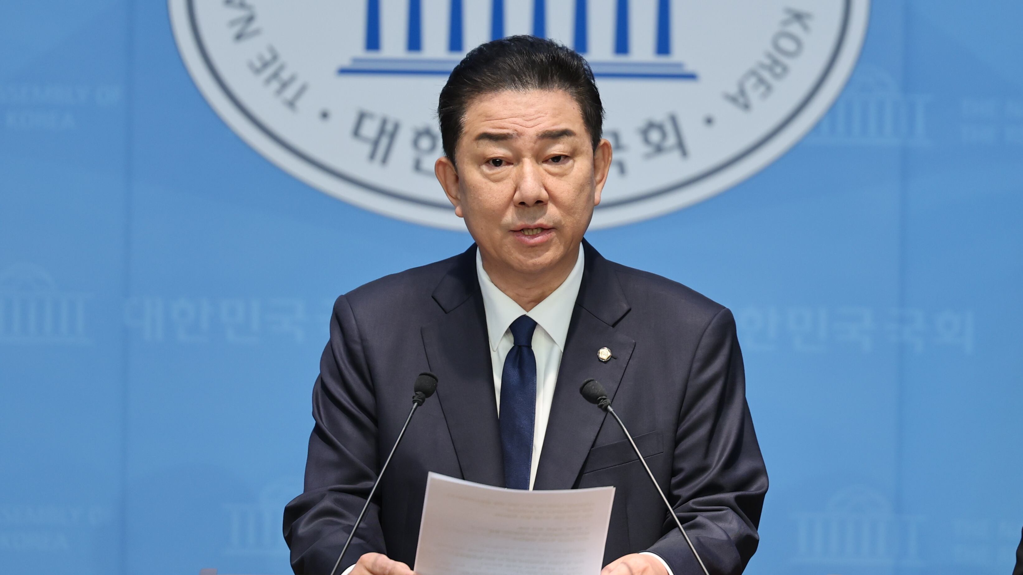Breaking: Democratic Party's Kim Byung-kee accepts expulsion without ...
