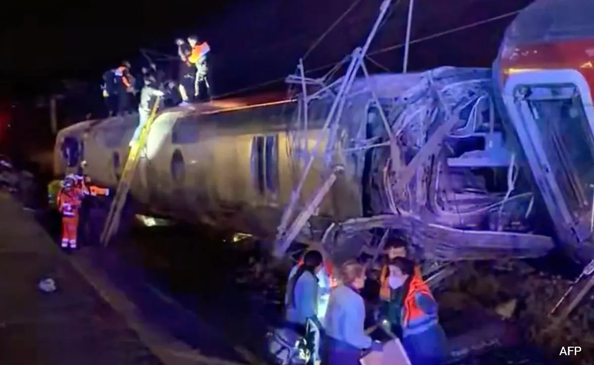 2 high-speed trains collide in "extremely strange" crash in Spain, 39 dead