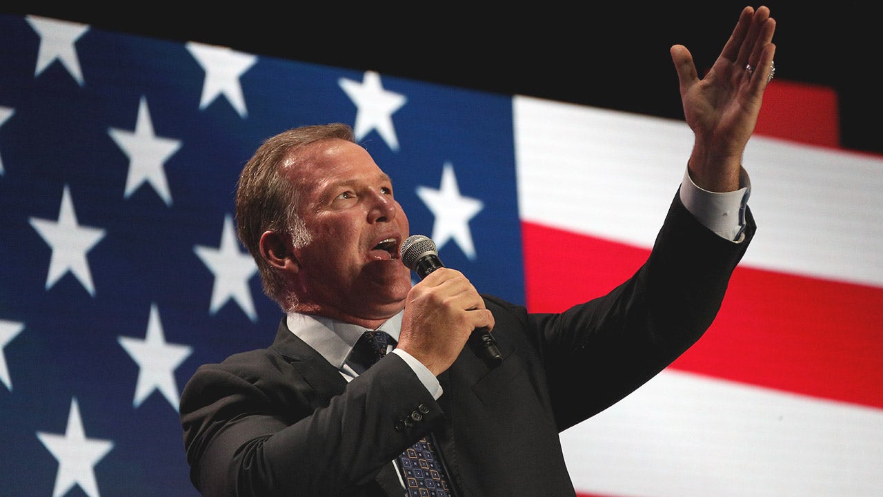 Bears' national anthem singer sends NFL fans into frenzy with ...