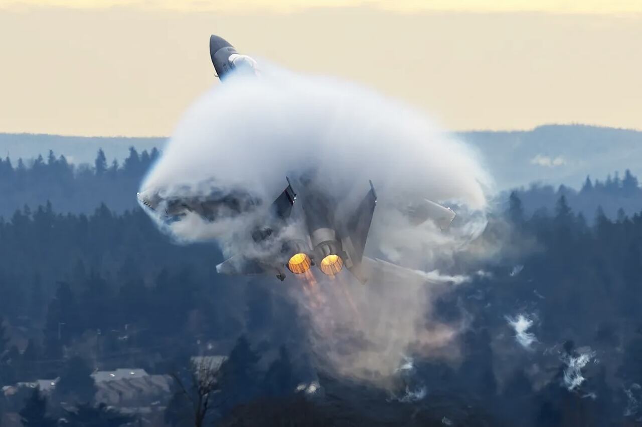Aviation photographer shares stunning image of the F-15EX fighter jet