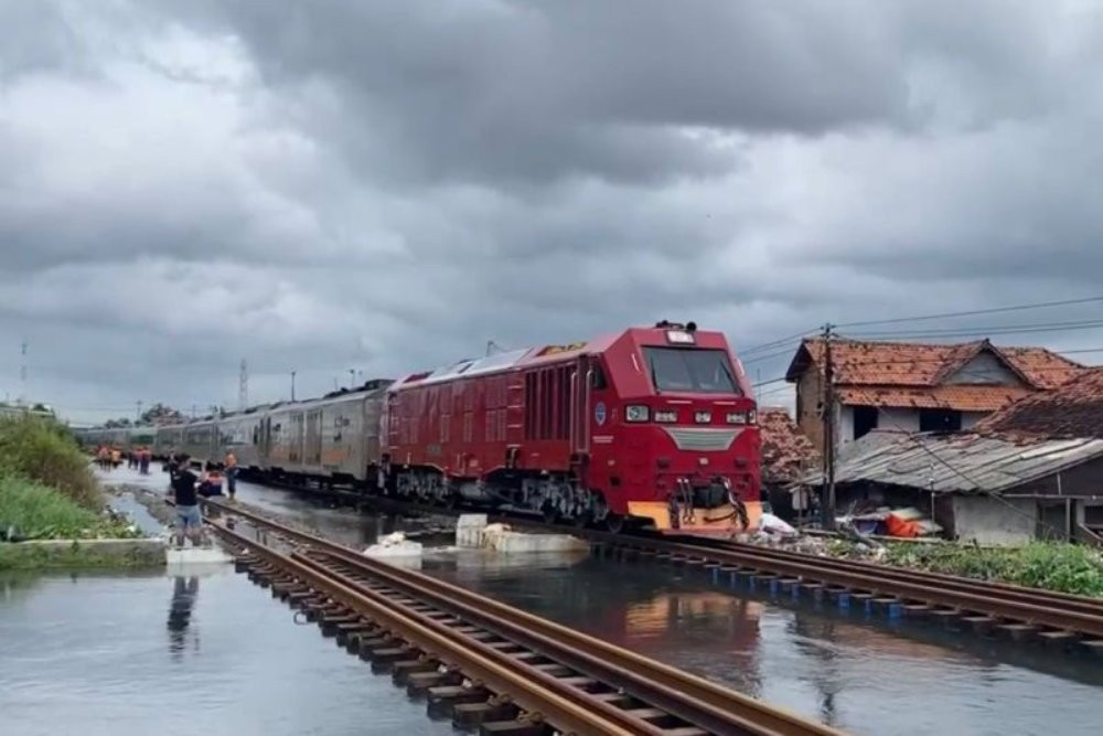 Pascabanjir Pekalongan, lima perjalanan KA jalur utara di Daop 8 masih ...