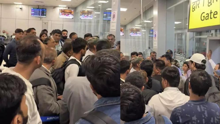 Akasa chaos: Pune–Ahmedabad flight stuck sans pilot, parking bay ...