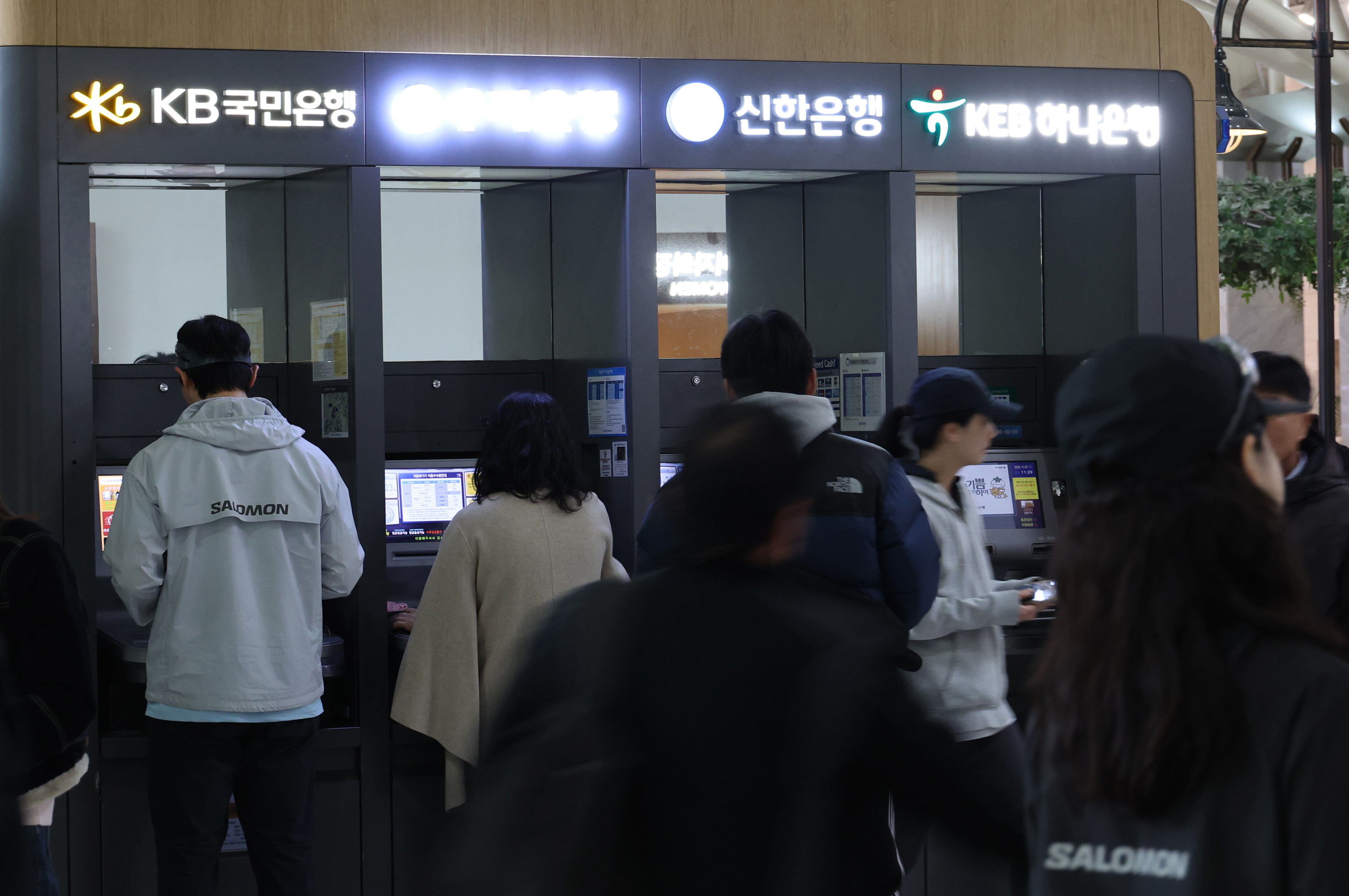 Major banks embrace 4.9-day workweek system