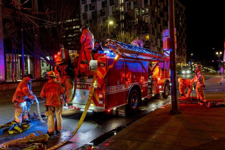 Fire started at homeless camp damages Red Robin restaurant in Lloyd ...
