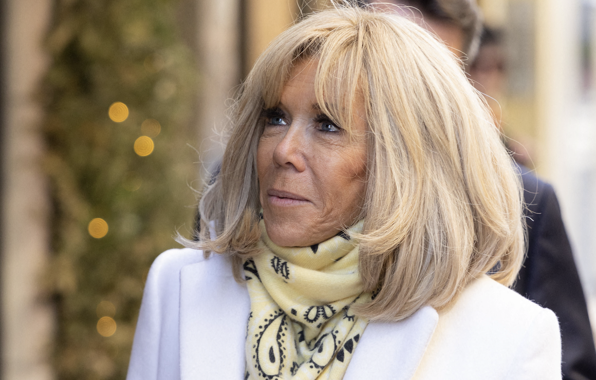 Brigitte Macron recycle son bandana en cachemire jaune Kujten pour un ...