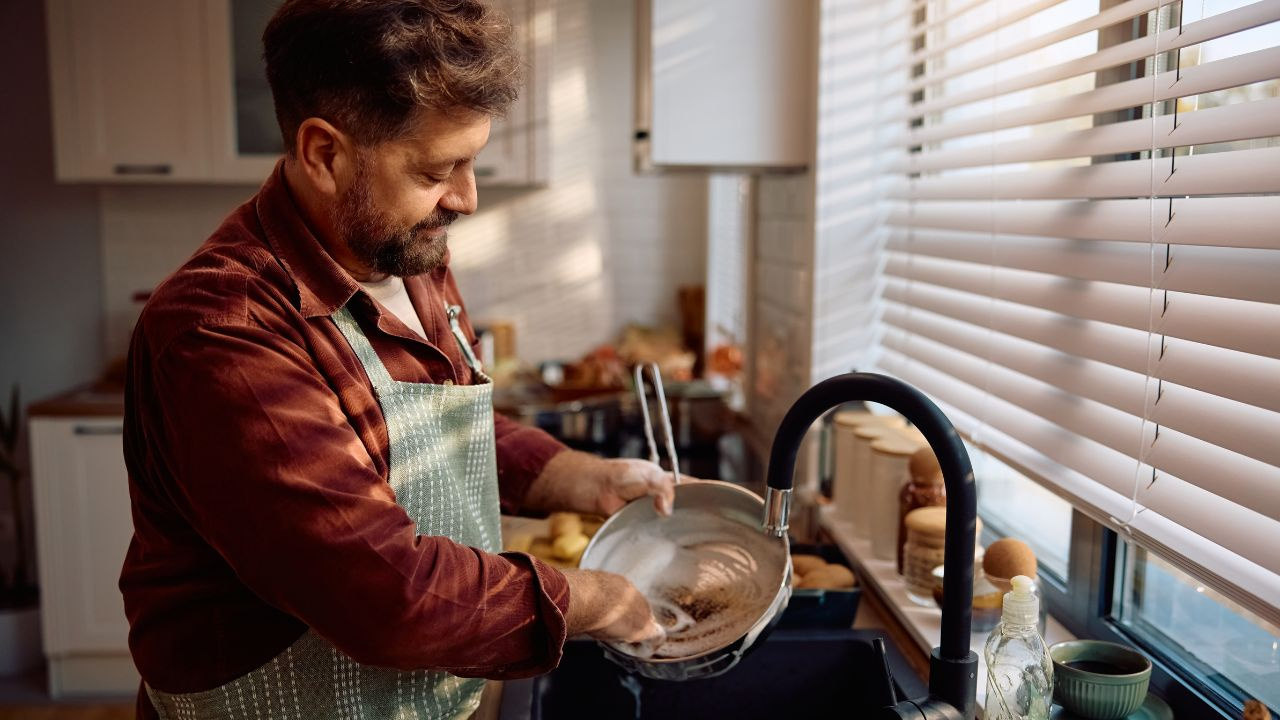 Se você lava a louça enquanto cozinha, a psicologia revela esses 8 ...