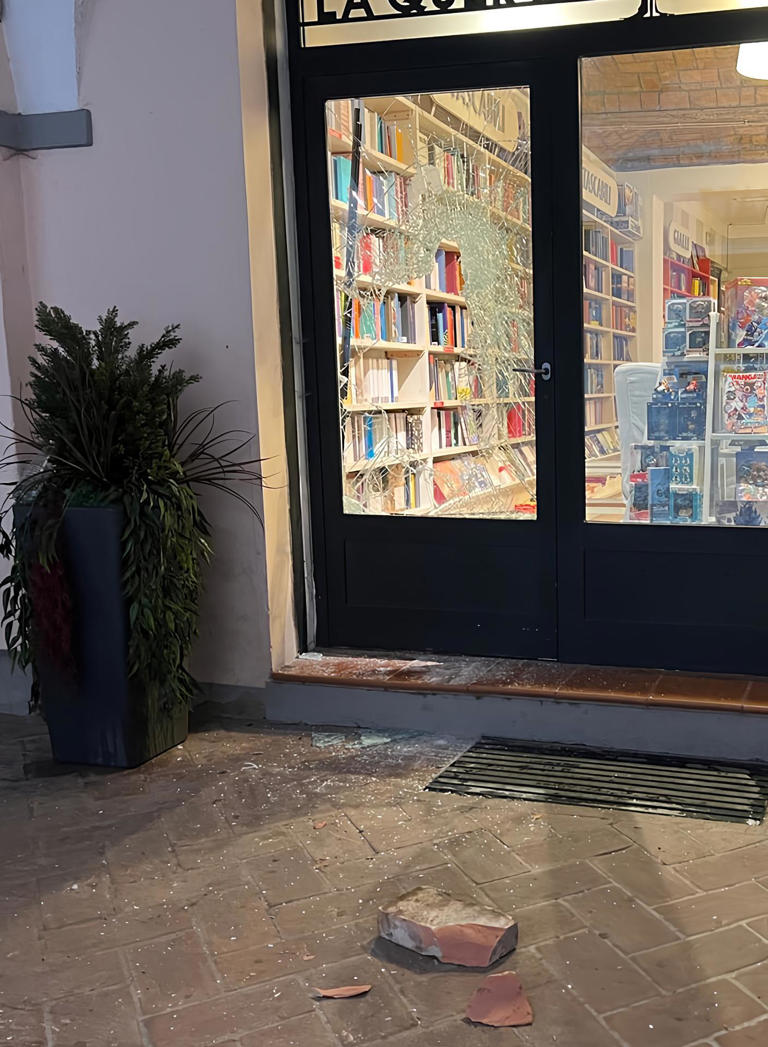 Spaccata alla libreria, ladri dentro per un’ora