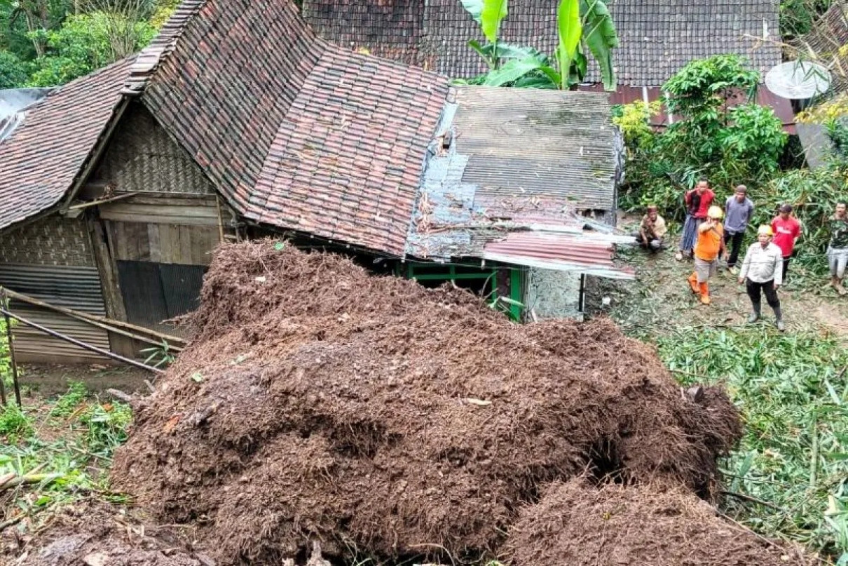 Tanah longsor di Situbondo rusak dua rumah warga lereng Argopuro