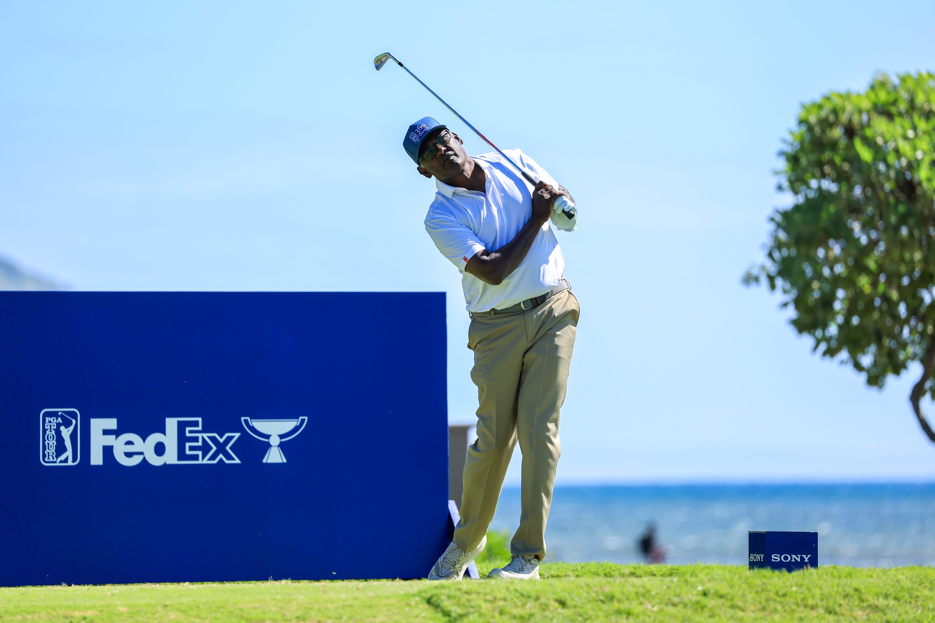 Vijay Singh shows the kids he's still got game at 2026 Sony Open