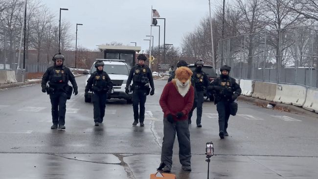 Dancing fox slammed to ground by DHS agents during anti-ICE protest