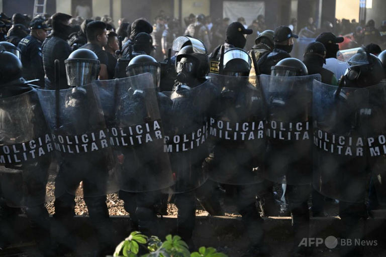 グアテマラで警官8人殺害、非常事態宣言 刑務所占拠は制圧