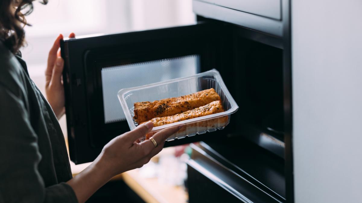 Qué recipientes son seguros para calentar comida en el microondas