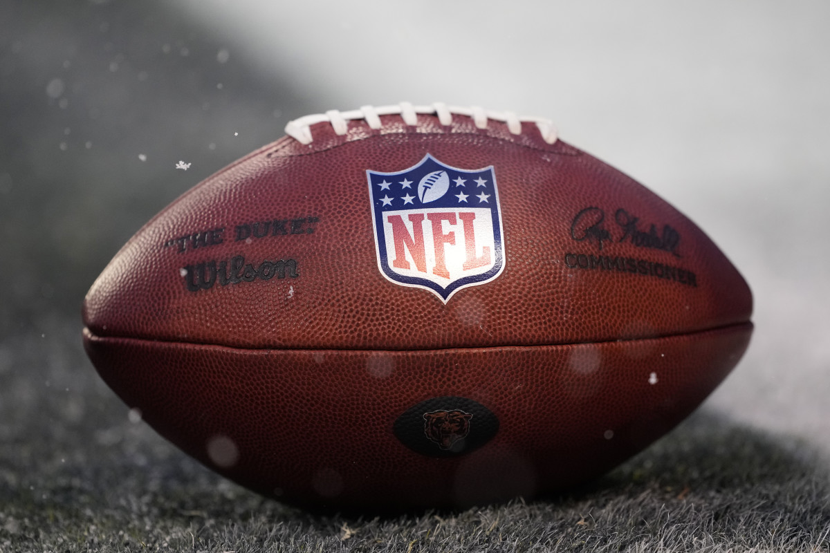 Chicago legend's national anthem performance at NFL playoff game causes ...