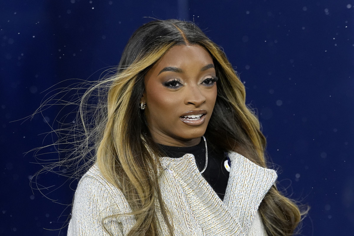 Simone Biles stuns in Jonathan Owens-inspired outfit for NFL playoff game