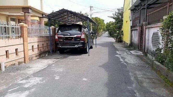 Nekat parkir mobil di jalan perumahan, bisa dipenjara 18 bulan atau ...