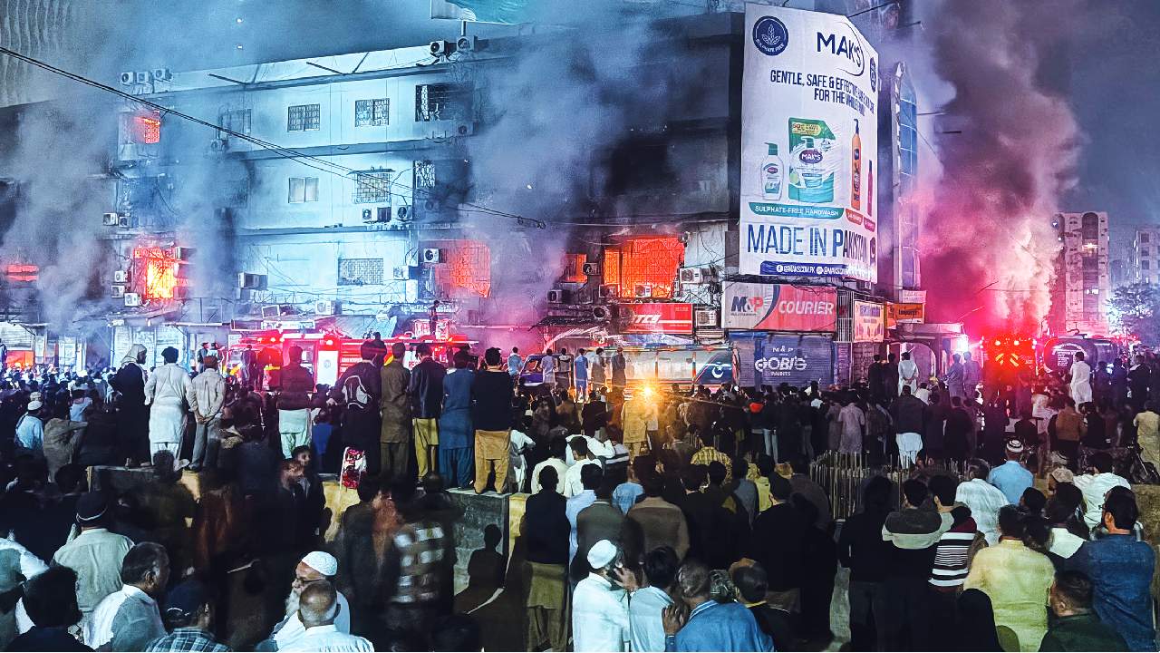 6 killed in shopping mall fire in Pakistan