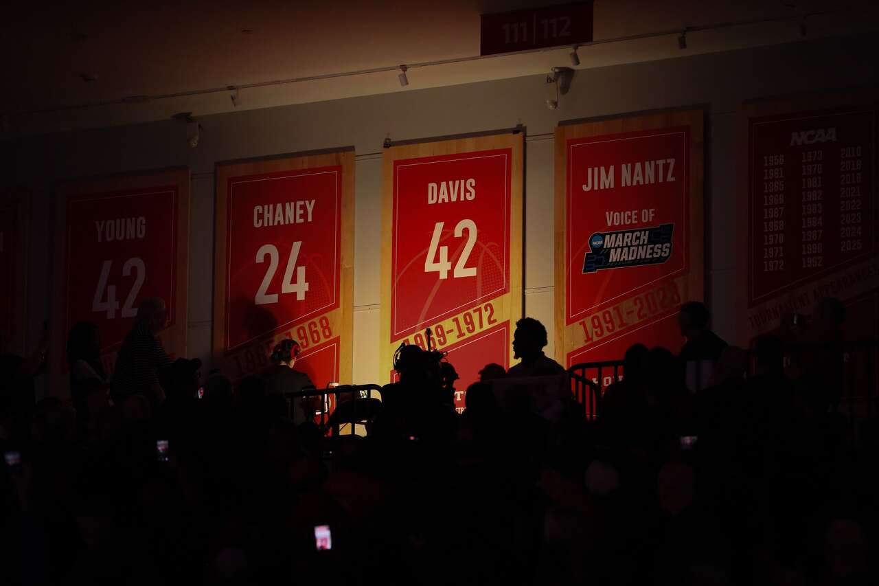 UH basketball retires the No. 42 of All-American Dwight Davis