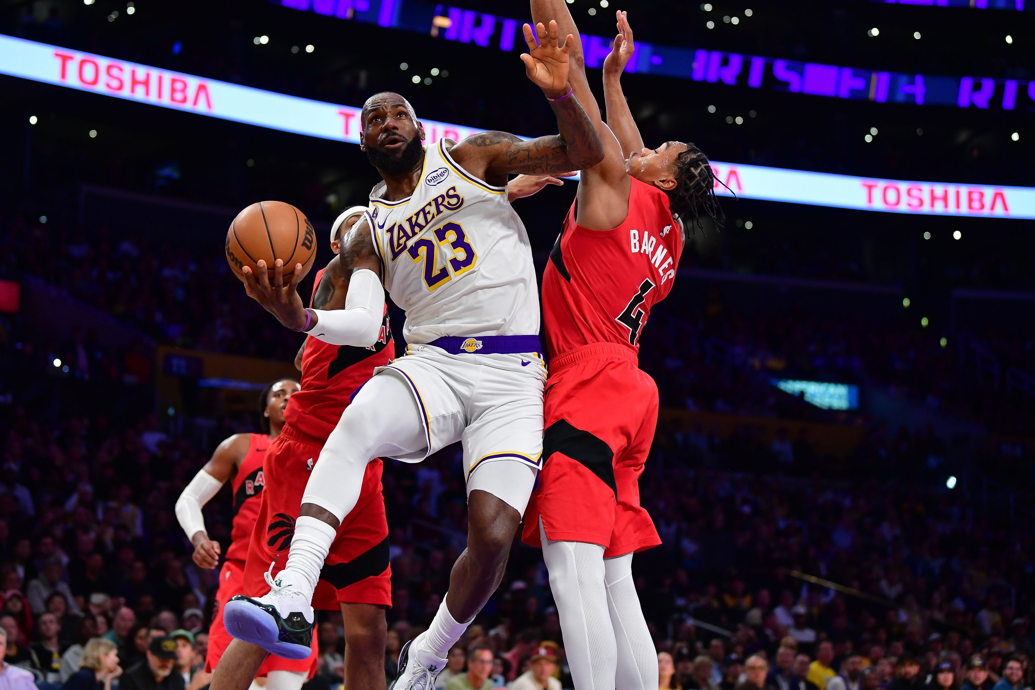 Lakers surge in second half, knock off Raptors