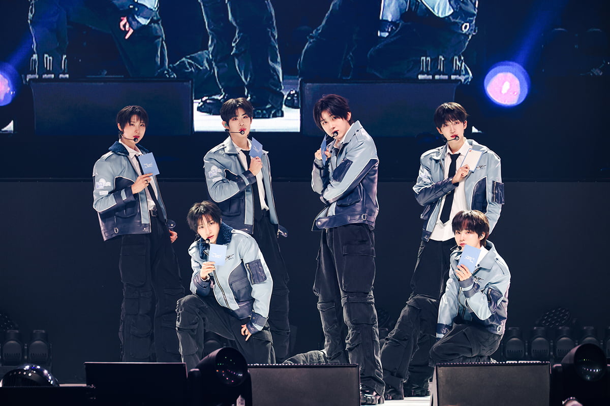 'JYP 신예' 킥플립, 데뷔 첫 팬 콘서트 성료… "억주년까지 함께해"