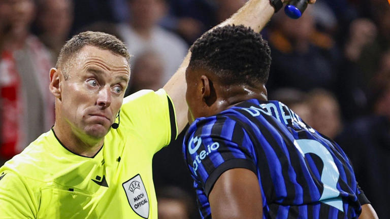 Assistant ref completes 500th Premier League game