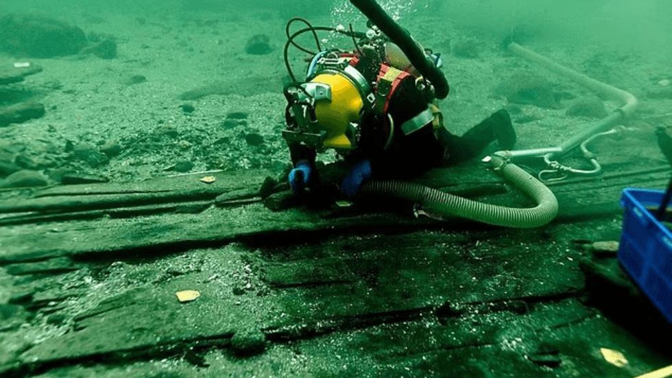 Divers shocked as colossal medieval 'super ship' emerges off North Sea ...