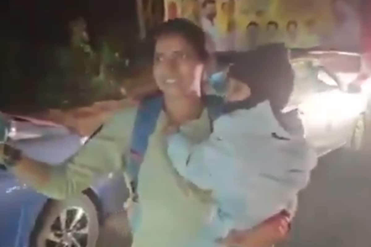 'Supermom duty': Baby in her arms, woman constable clears traffic to ...