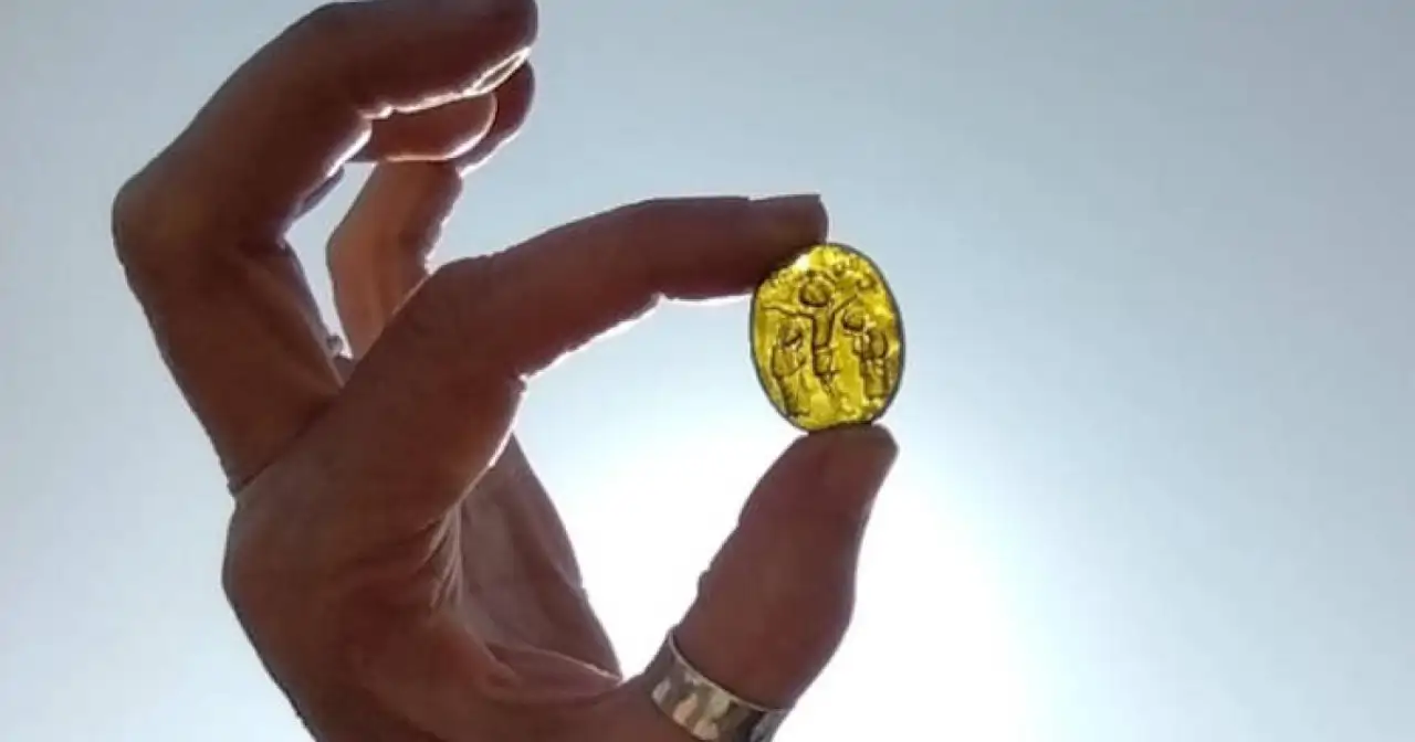 Descubren una joya de vidrio con la escena de la crucifixión en una ...