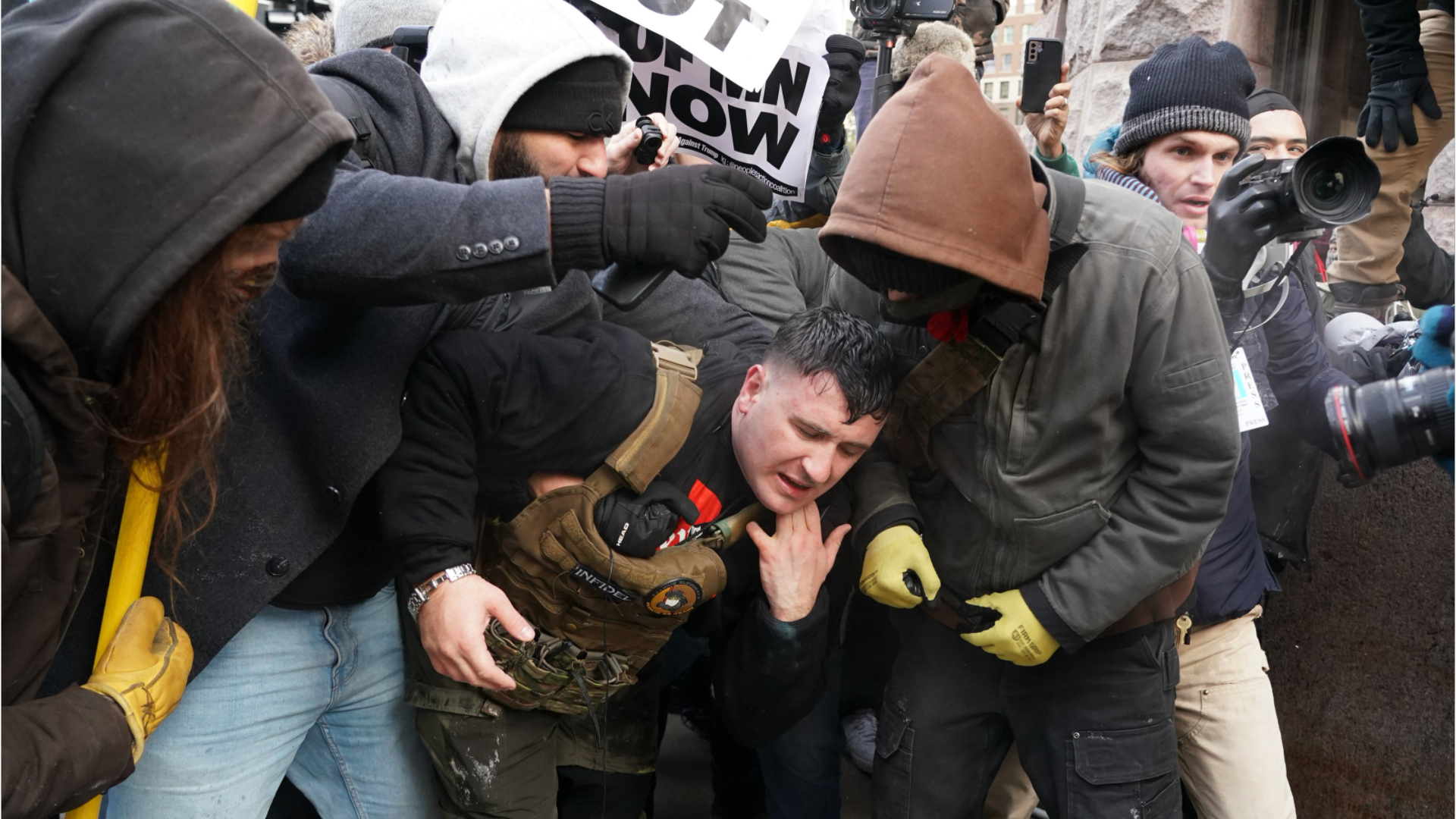 Trump pushes power limits as Minnesota resists immigration crackdown