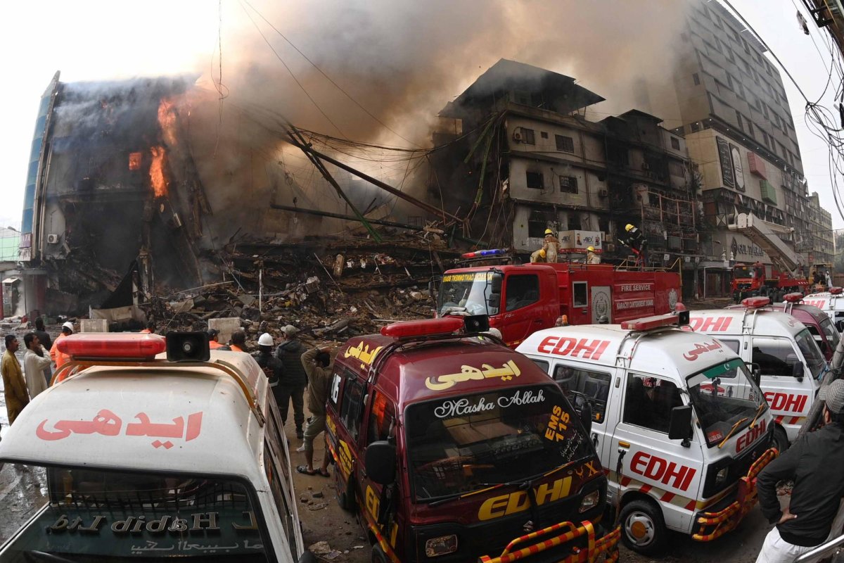 Reports: Massive fire at Karachi shopping plaza kills 14, dozens remain ...