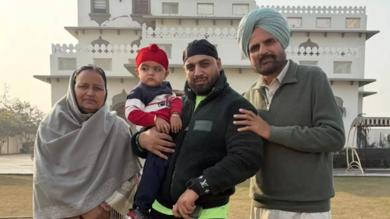 Rapper Imran Khan shares heartwarming picture with Sidhu Moosewala’s parents, fans shower love ...