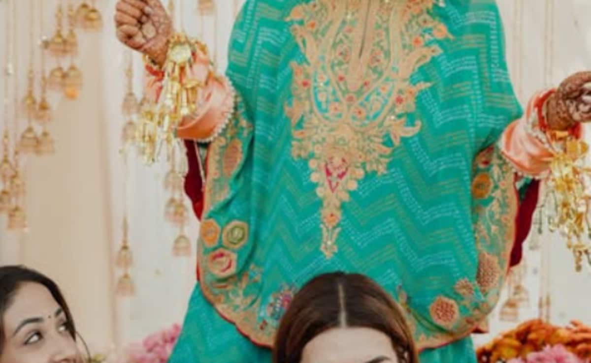 Watch: Nupur Sanon's Kaleeras Fall On Sister Kritis Hands At Chooda ...