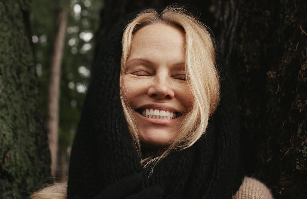 Pamela Anderson remet au goût du jour cette façon très française de ...