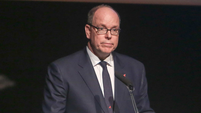 Alberto do Mónaco visto com cicatriz em encontro com Papa após cirurgia