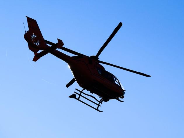 Hubschrauber landet auf Autobahn – Vollsperrung in beide Richtungen