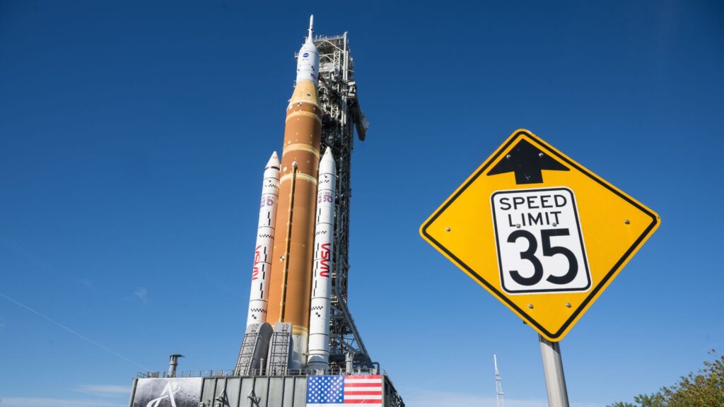 La fusée SLS est sortie : la NASA prépare le lancement historique d ...