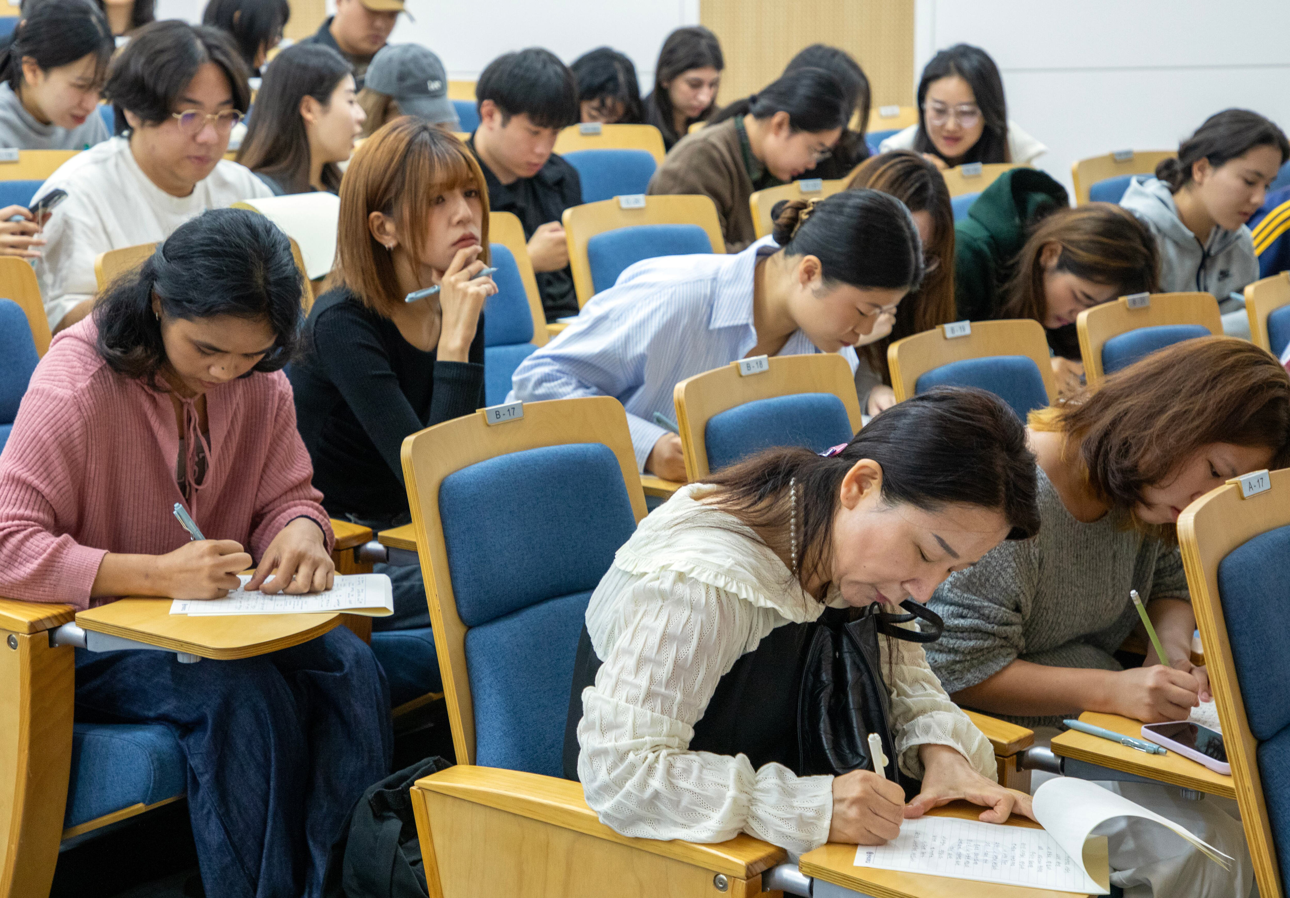 Seoul's foreign population rises as overall numbers fall