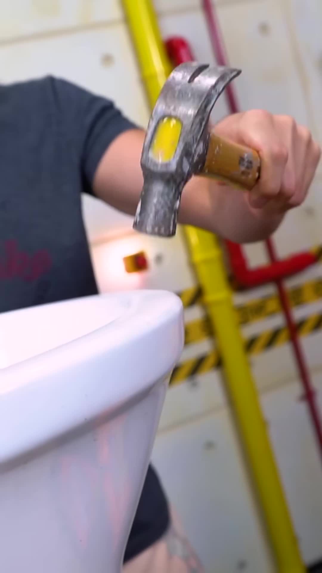 Consertando privada quebrada com miojo: o life hack mais engraçado que ...