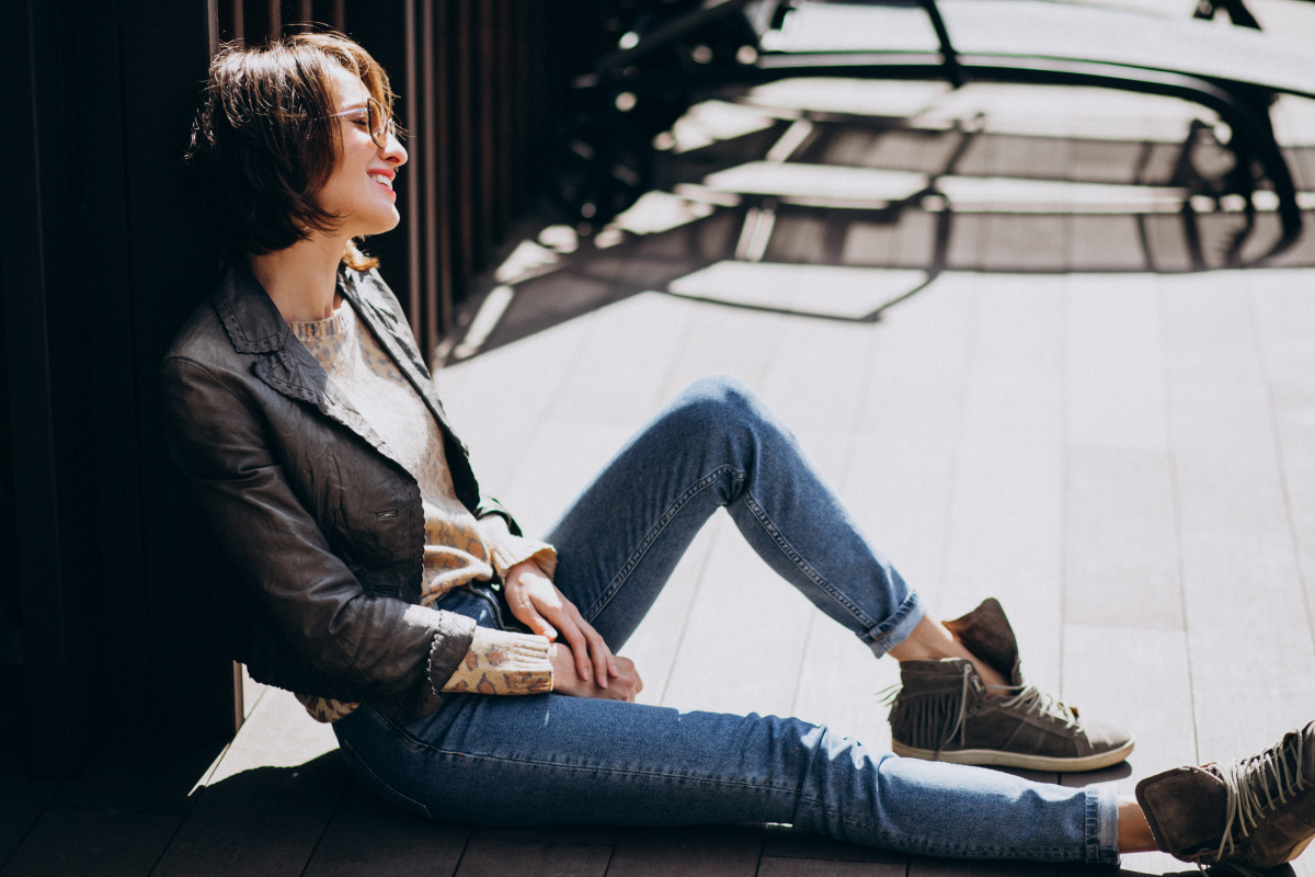 Τα cigarette jeans επέστρεψαν και επίσημα και ιδού πώς να τα φορέσεις