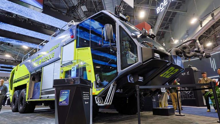 CESに、一人で操れる45トン級のモンスター消防車があった!